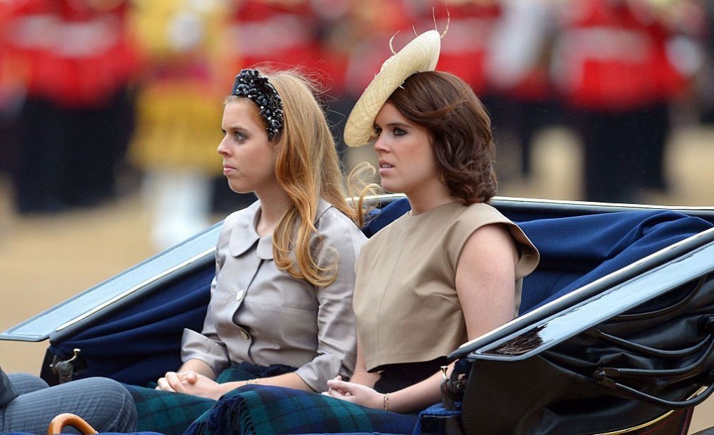 Royal rel: Queen zet Beatrice en Eugenie buitenspel | Beau Monde