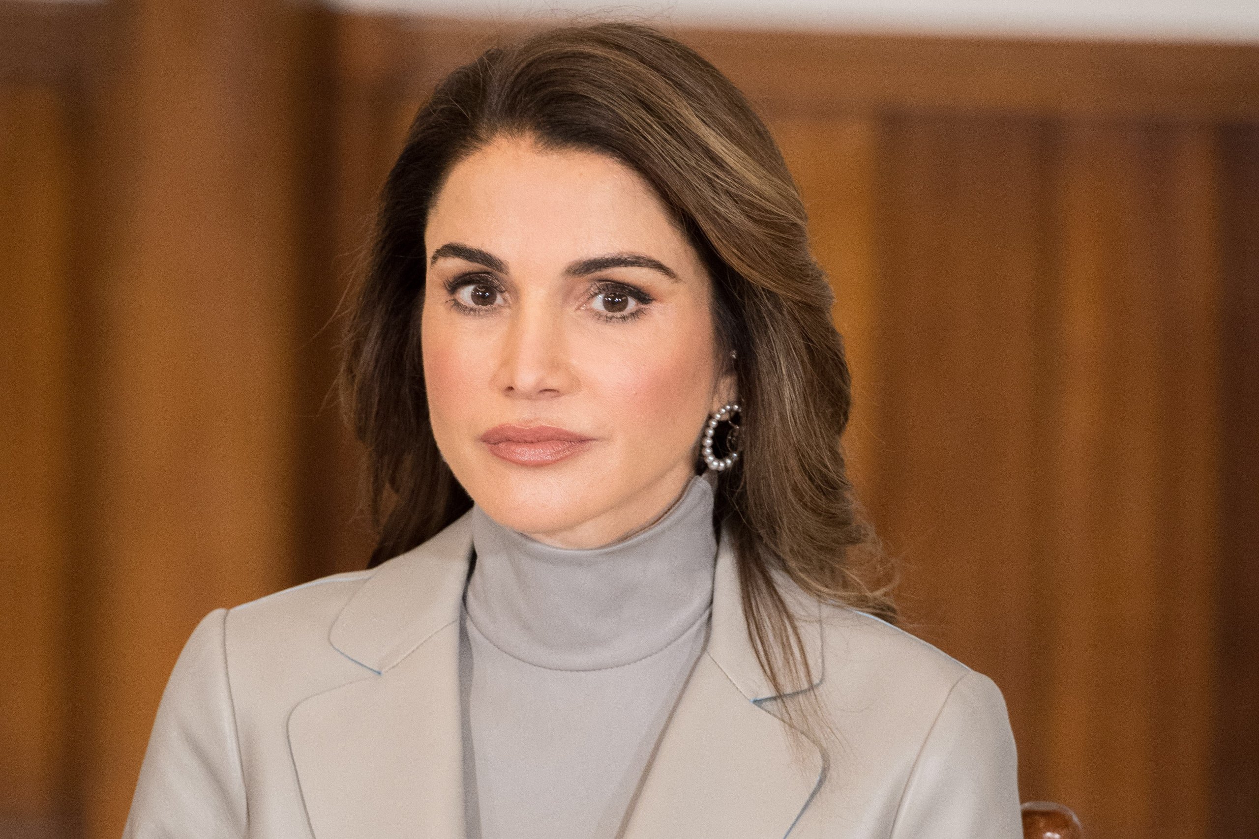 Koningin Rania van Jordanië schittert in ZARA-broek | Beau Monde