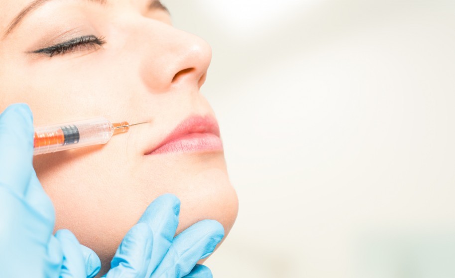 Shocking: Fillers ruïneerden het gezicht van deze vrouw | Beau Monde