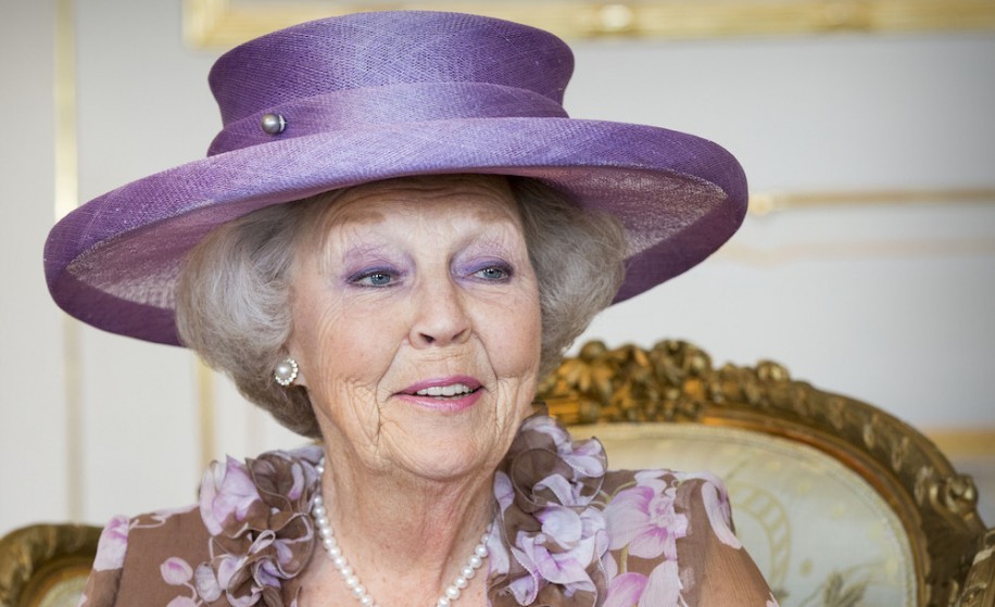 Zien: de kledingstijl van prinses Beatrix door de jaren heen | Beau Monde