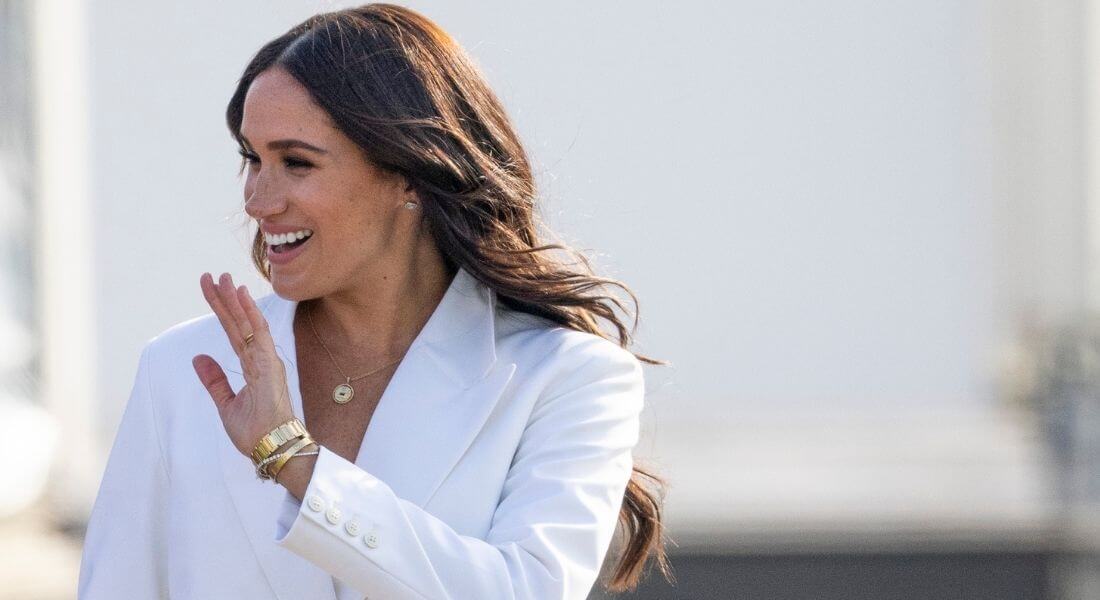 Uit mama's kast: prinses Isabella leent het witte pak van prinses Mary