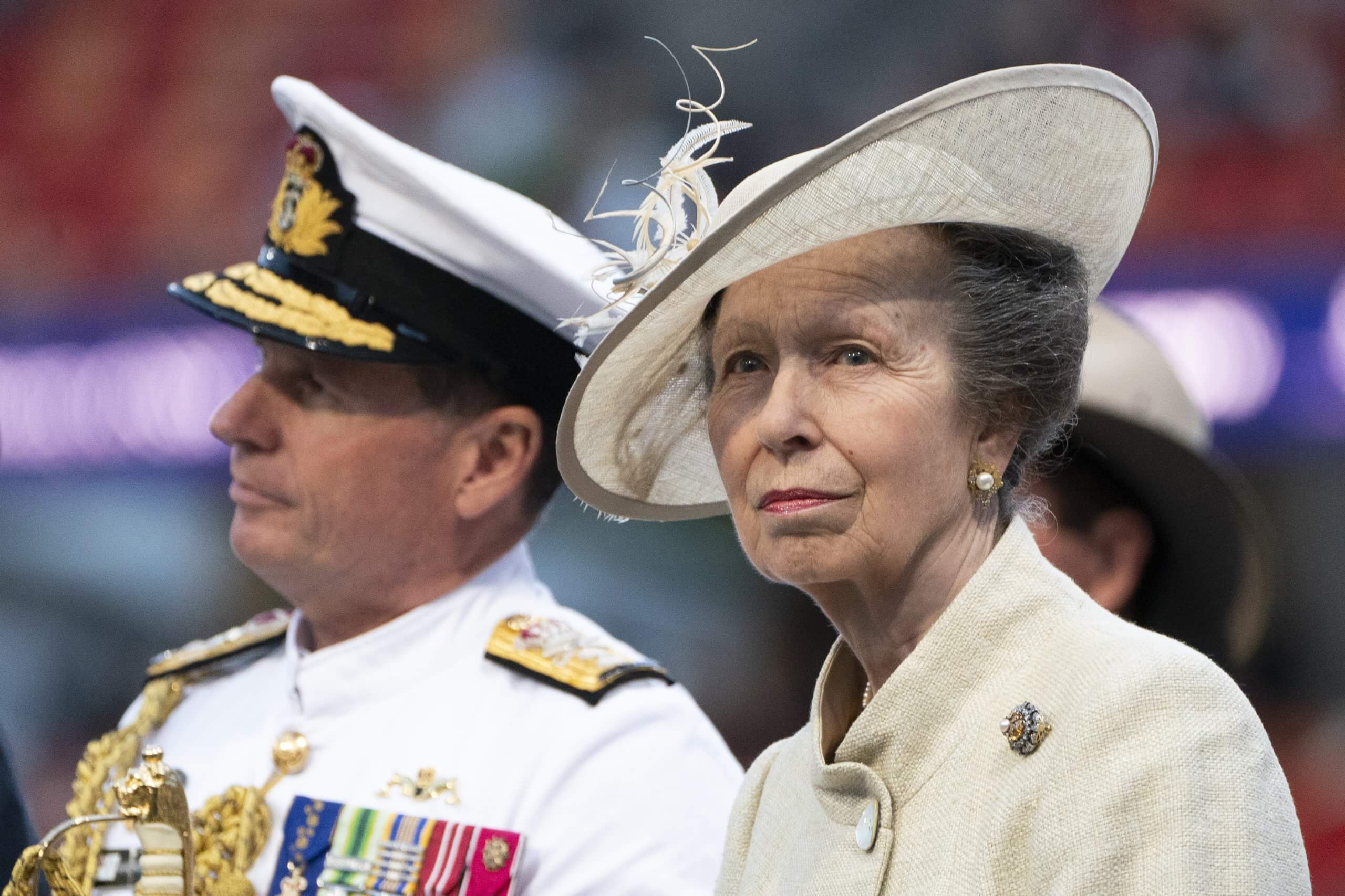Beeldig in beige: de outfits tijdens de royal tour van prinses Anne