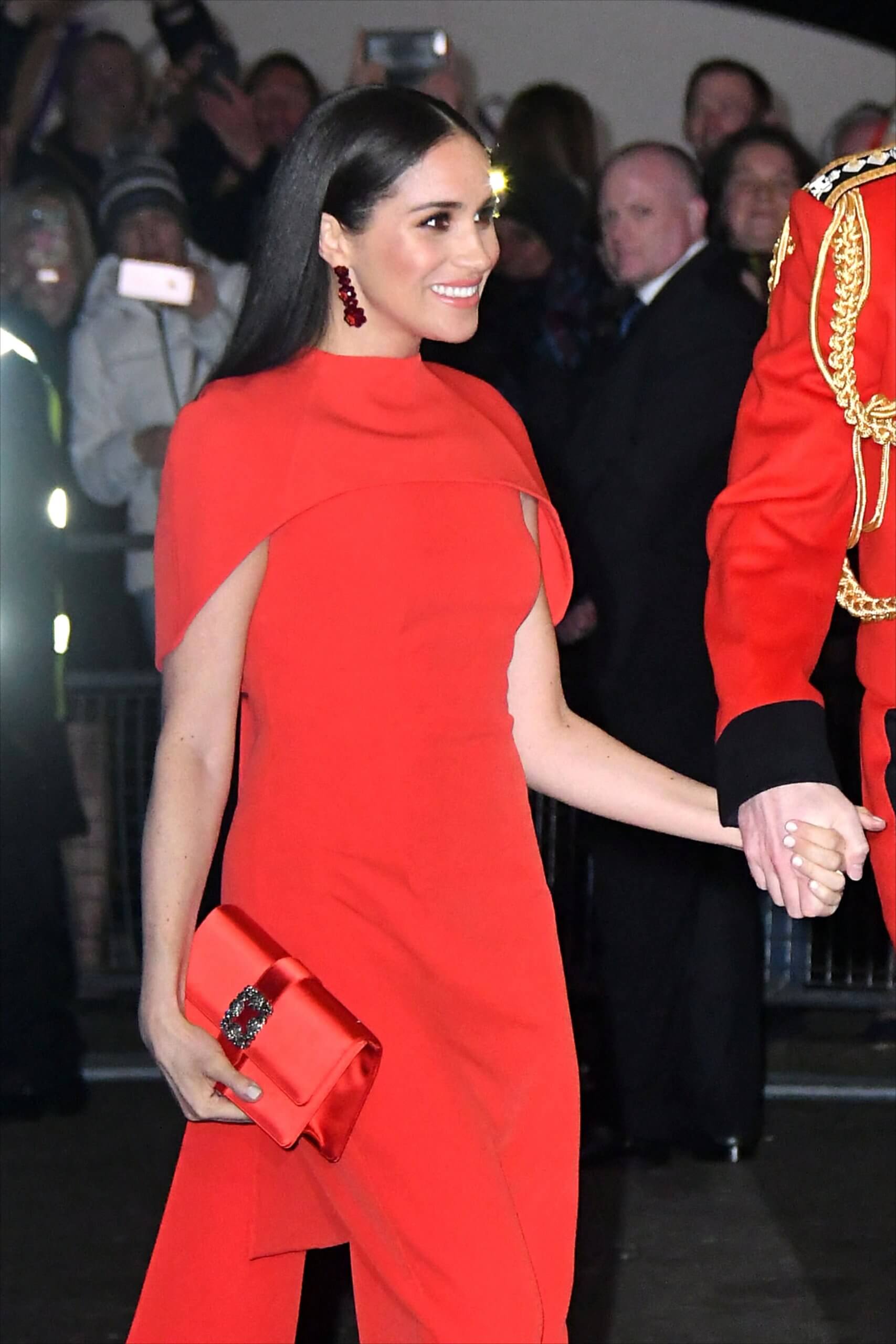 De reden waarom Meghan Markle rood droeg tijdens haar terugkeer naar ...
