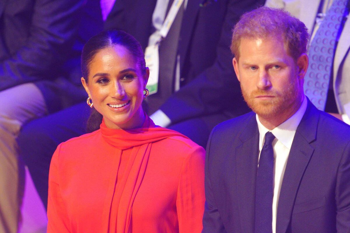 De reden waarom Meghan Markle rood droeg tijdens haar terugkeer naar ...