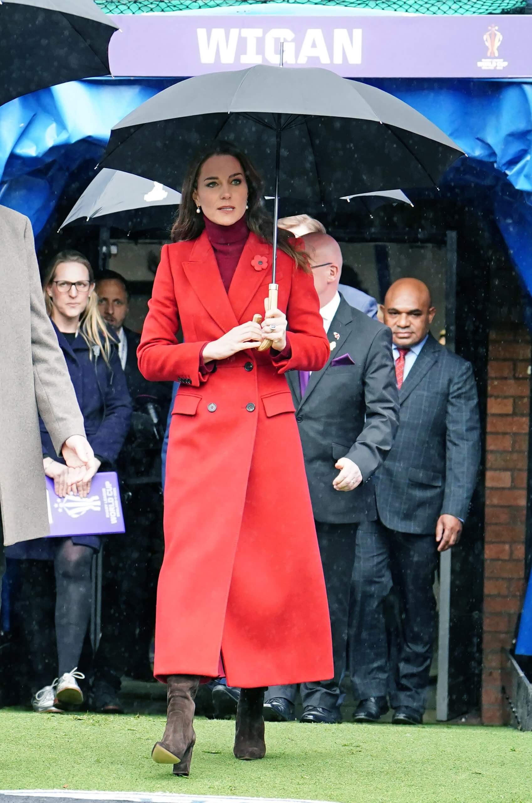 Kate Middleton verschijnt in rood bij rugby-match