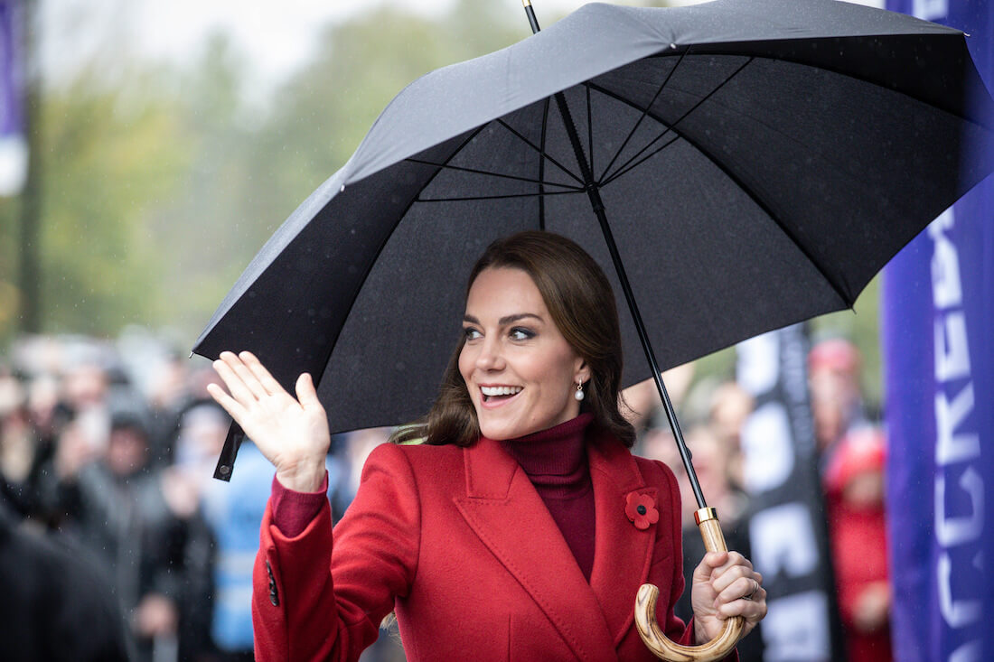 Kate Middleton verschijnt in rood bij rugby-match