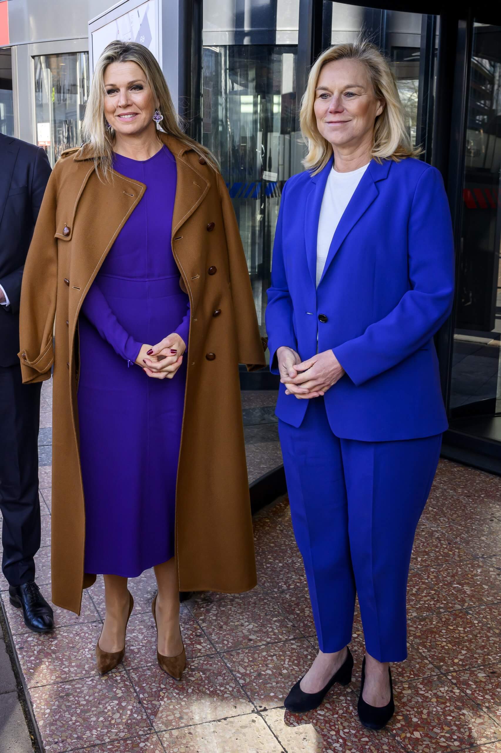 Máxima in opvallend paars tijdens opening Week van het Geld