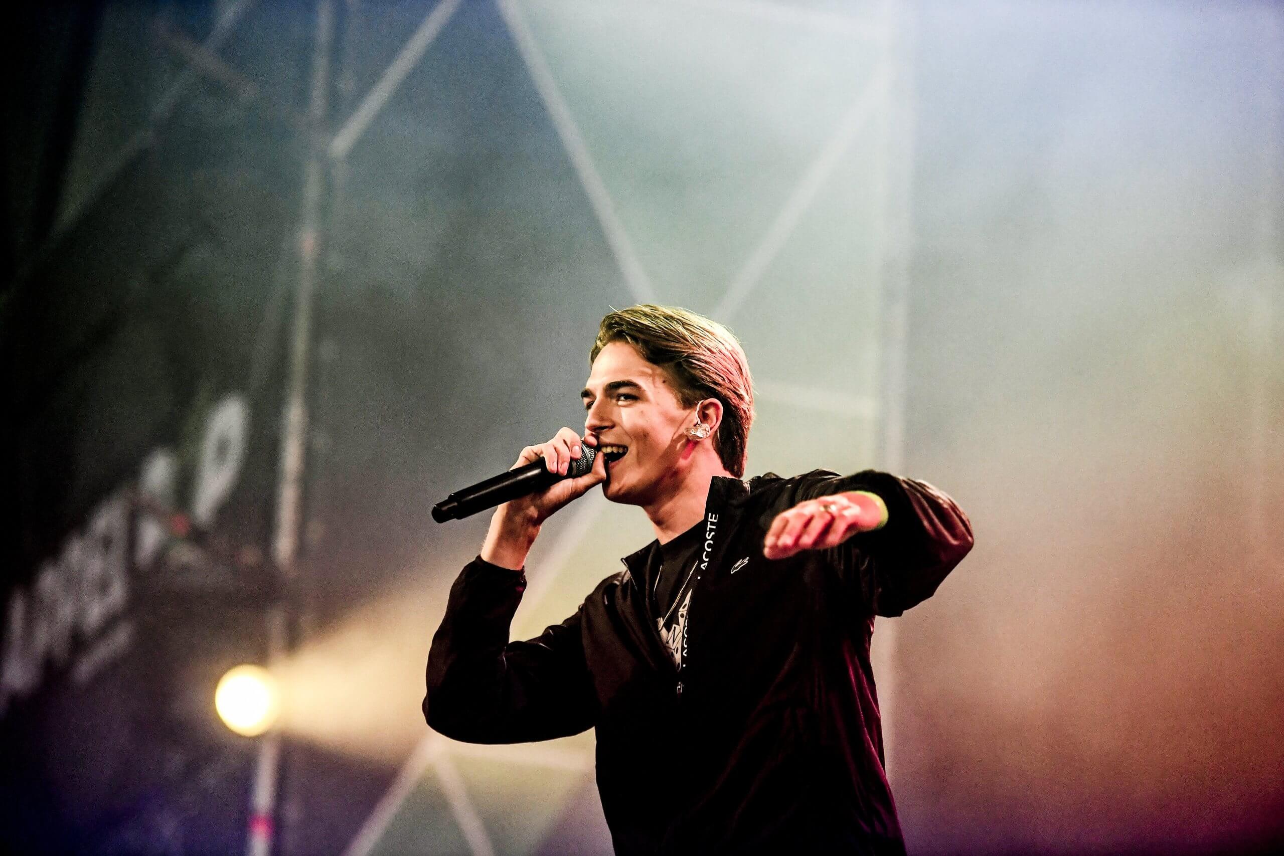 Zien: zó zag zanger Antoon er vroeger uit