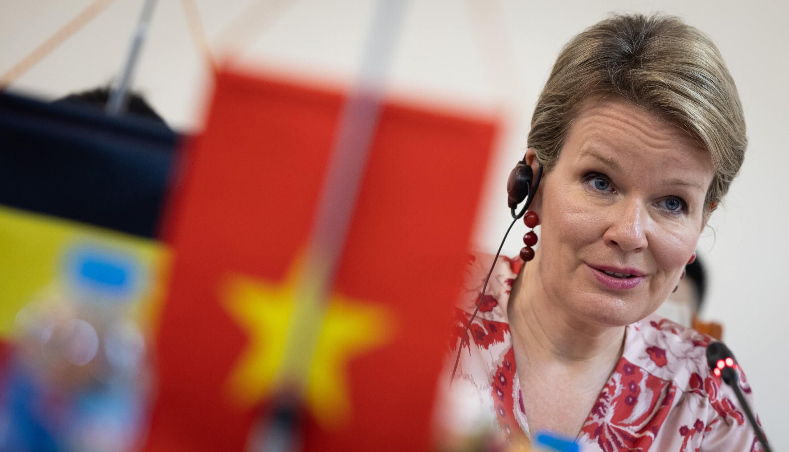 Koningin Mathilde straalt in florale outfit in Vietnam