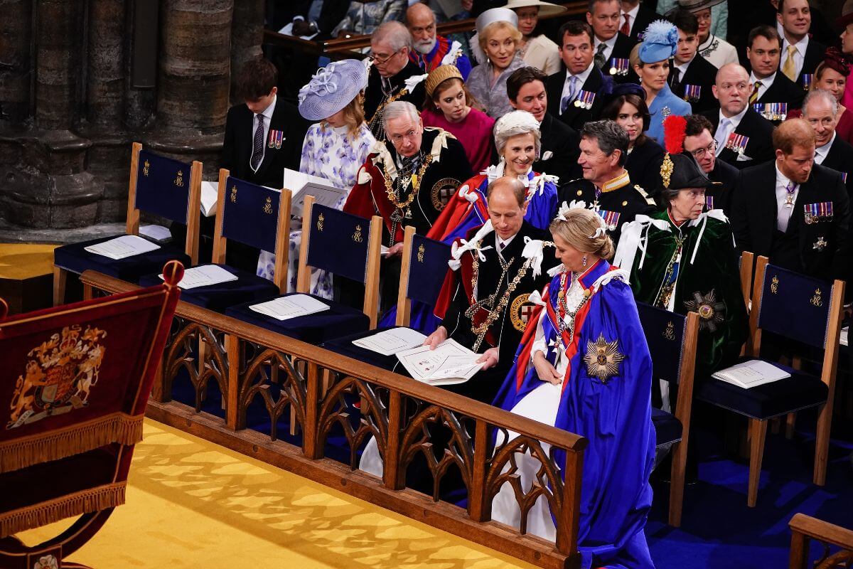 De stoelen die werden gebruikt tijdens de kroning van Charles worden ...