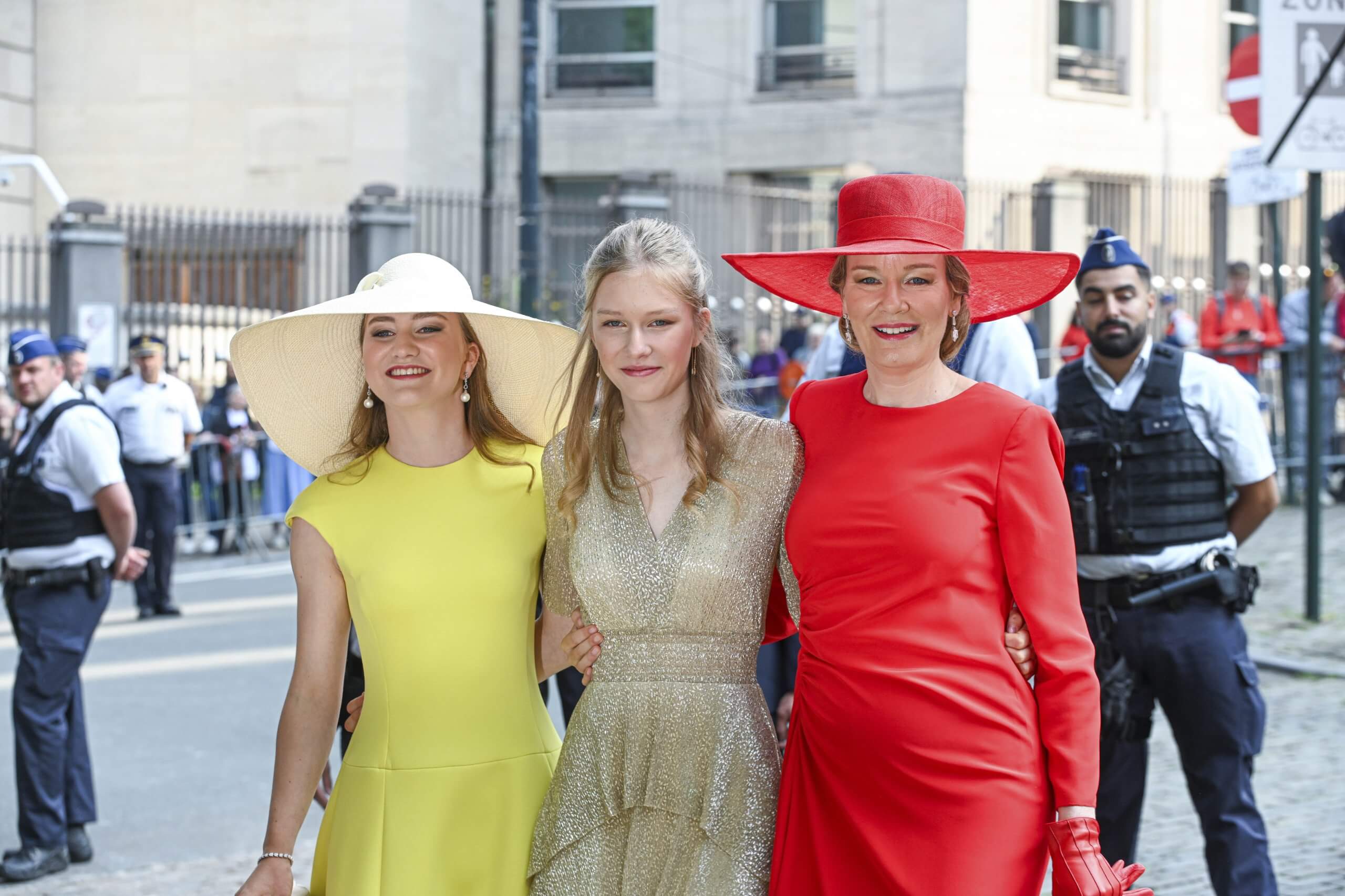 Mathilde en Elisabeth fashionable in Belgische kleuren op nationale ...