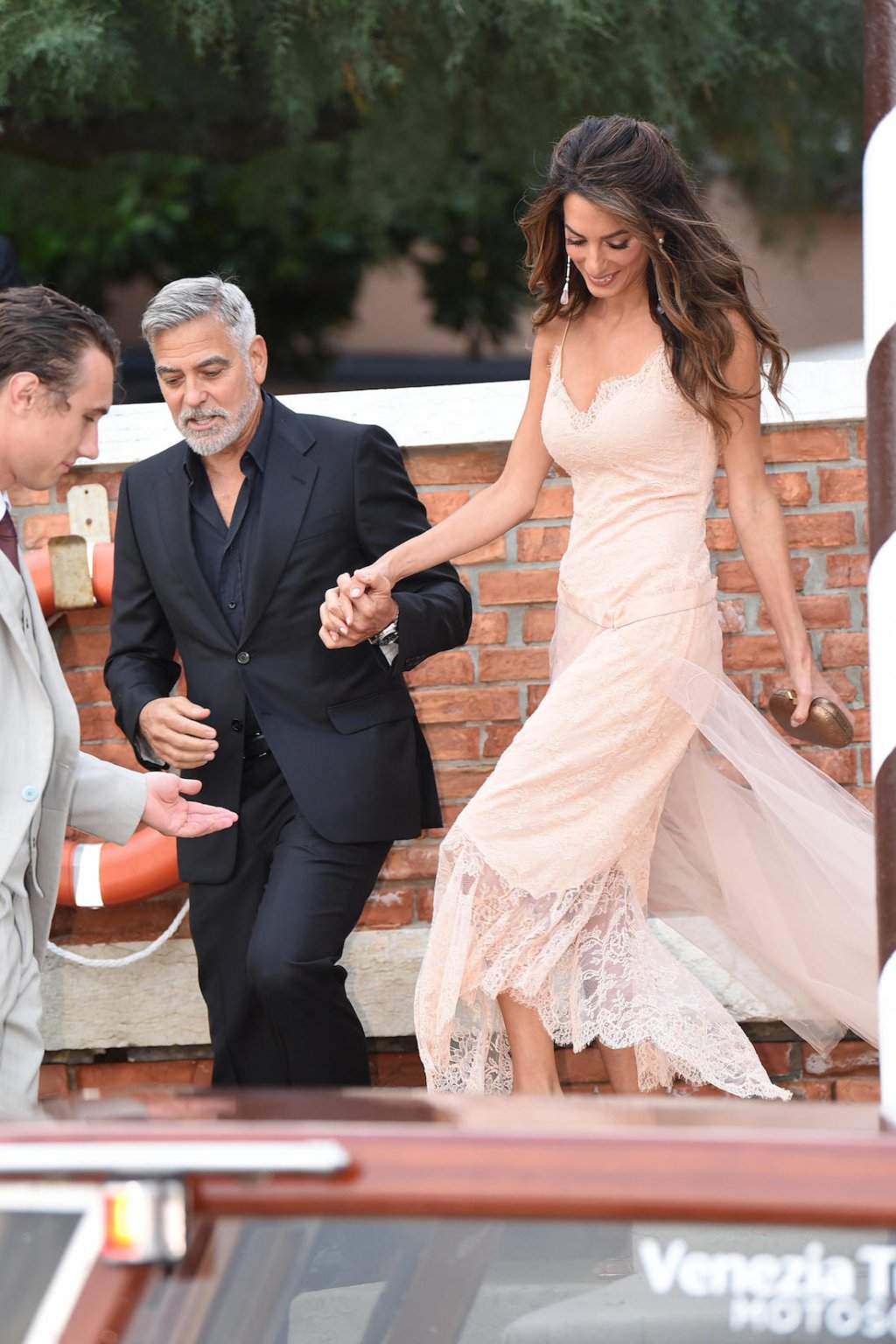 Amal Clooney heeft La Dolce Vita-momentje in Venetië