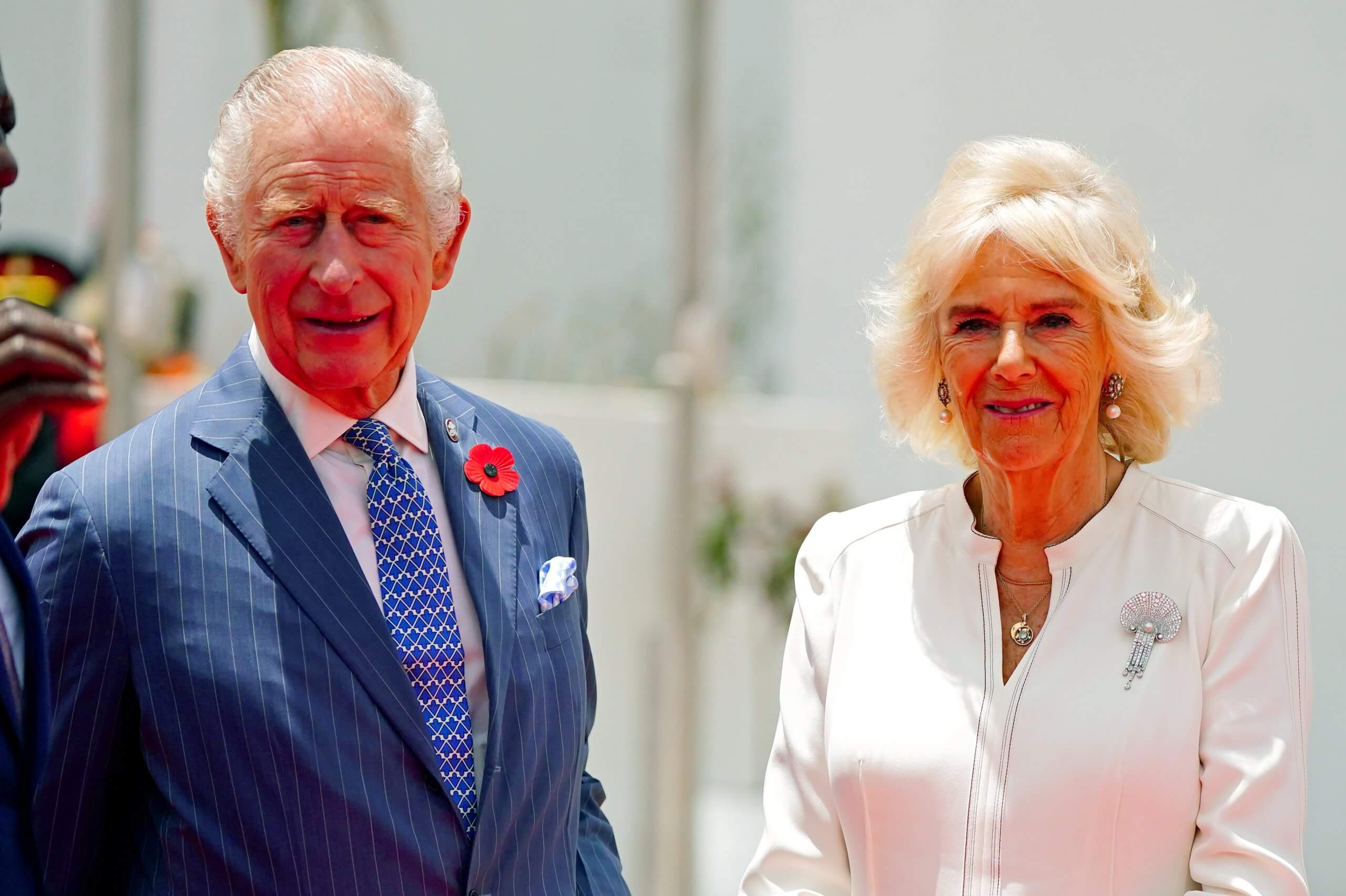 Charles en Camilla aangekomen in Kenia: zo feestelijk ging hun ...