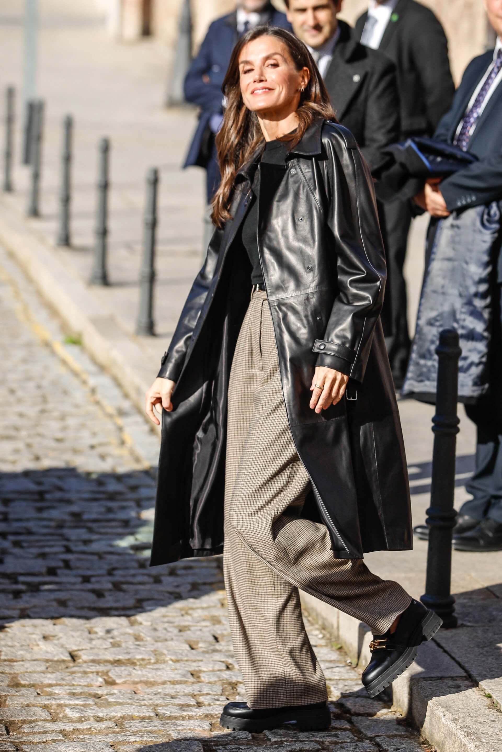 Zien: Letizia gaat voor biker chic in stoere outfit