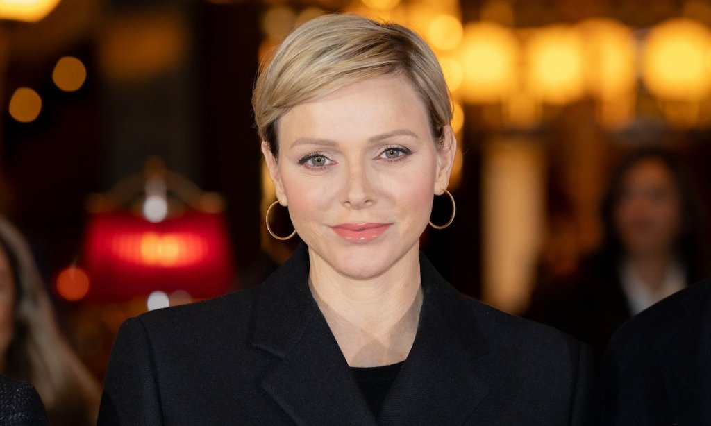 Charlene viert verjaardag met haute couture en een enorme taart