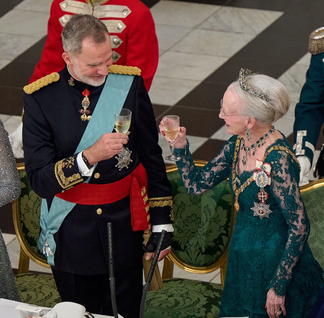 Op naar de vrijmibo met proostende royals!