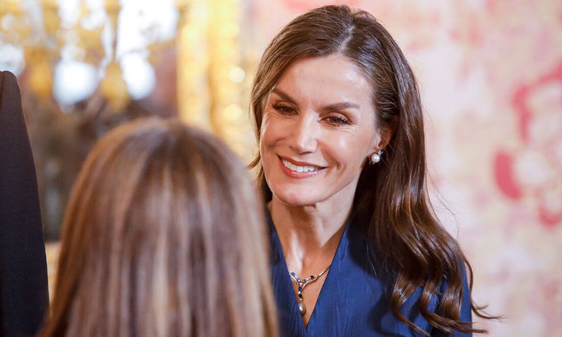 Zien: Letizia trekt 20 jaar na dato haar huwelijkscadeau weer eens uit ...