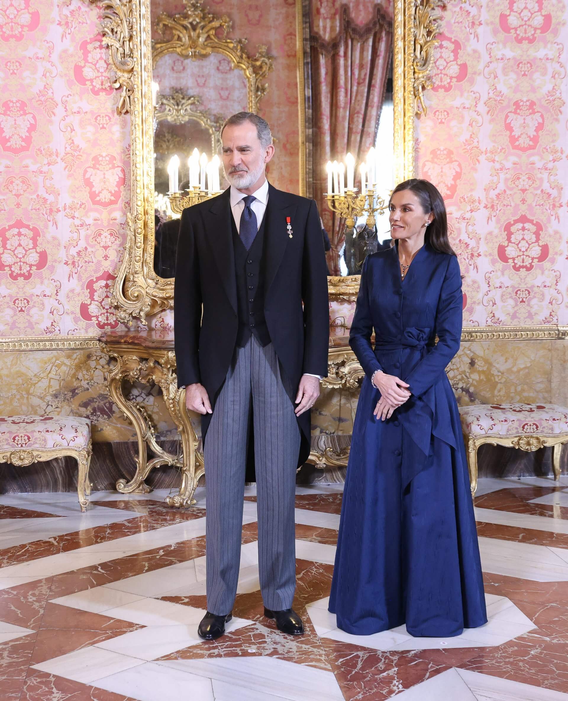 Zien: Letizia trekt 20 jaar na dato haar huwelijkscadeau weer eens uit ...