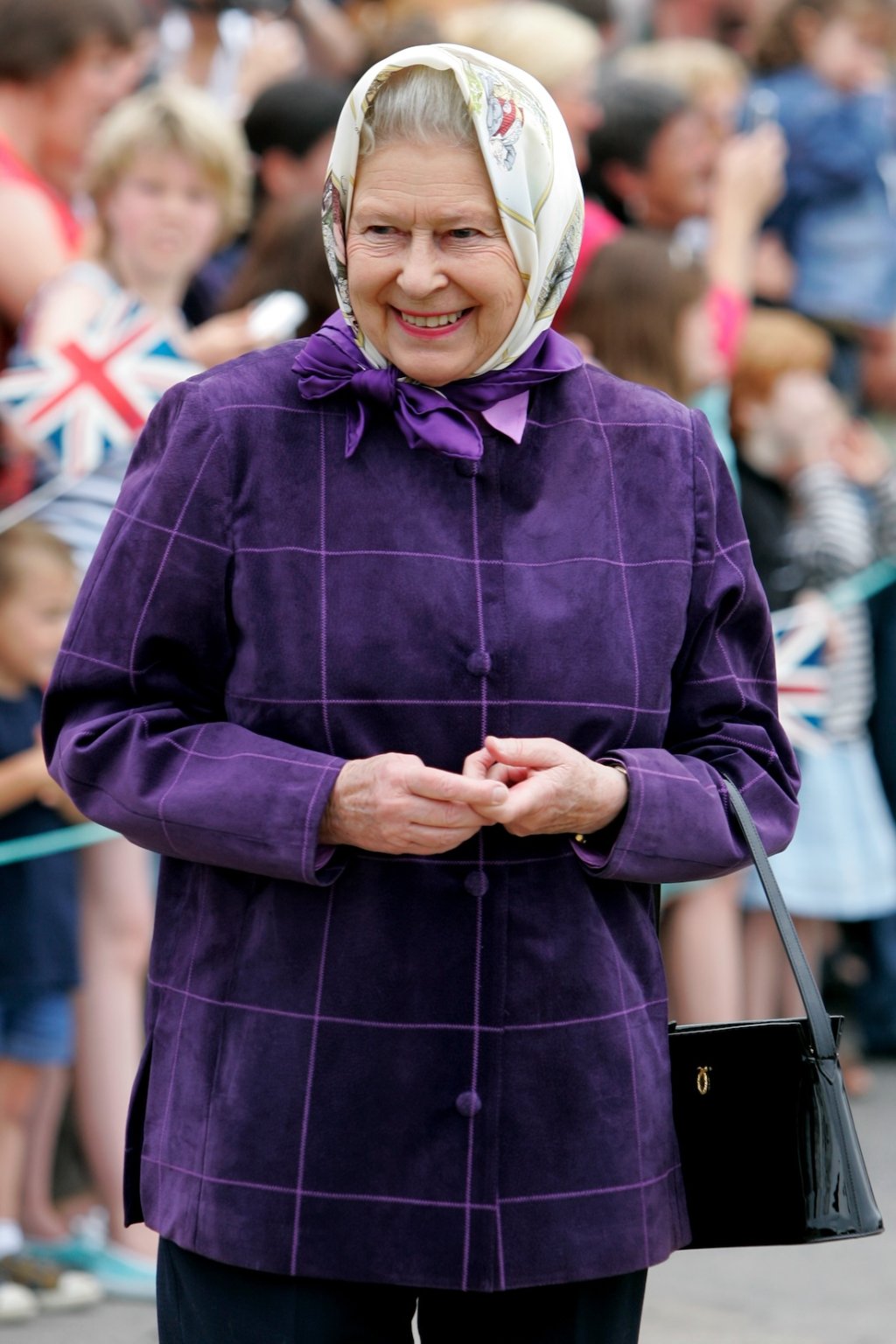 Princess Anne verschijnt in jas van Queen Elizabeth bij bijzonder uitstapje