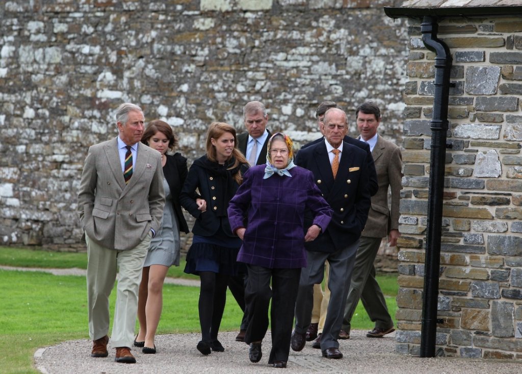Princess Anne verschijnt in jas van Queen Elizabeth bij bijzonder uitstapje