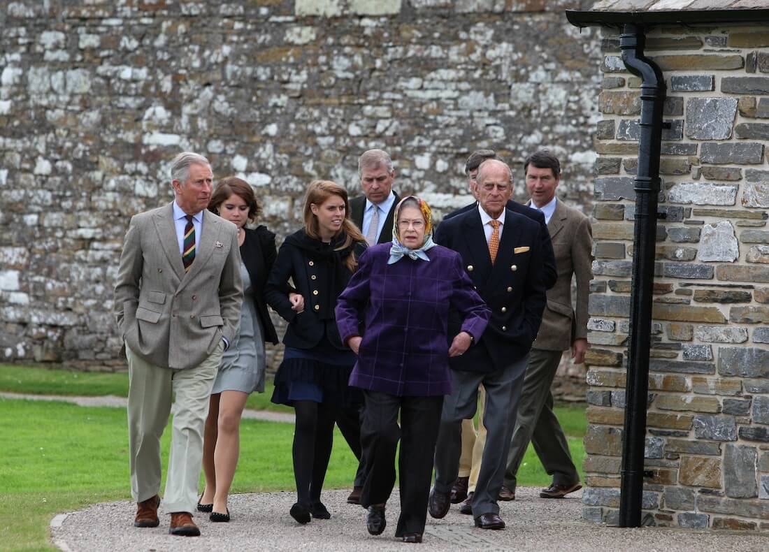 Princess Anne verschijnt in jas van Queen Elizabeth bij bijzonder uitstapje