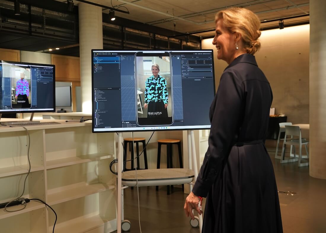 Gravin Sophie laat nieuwe garderobe aanmeten bij werkbezoek